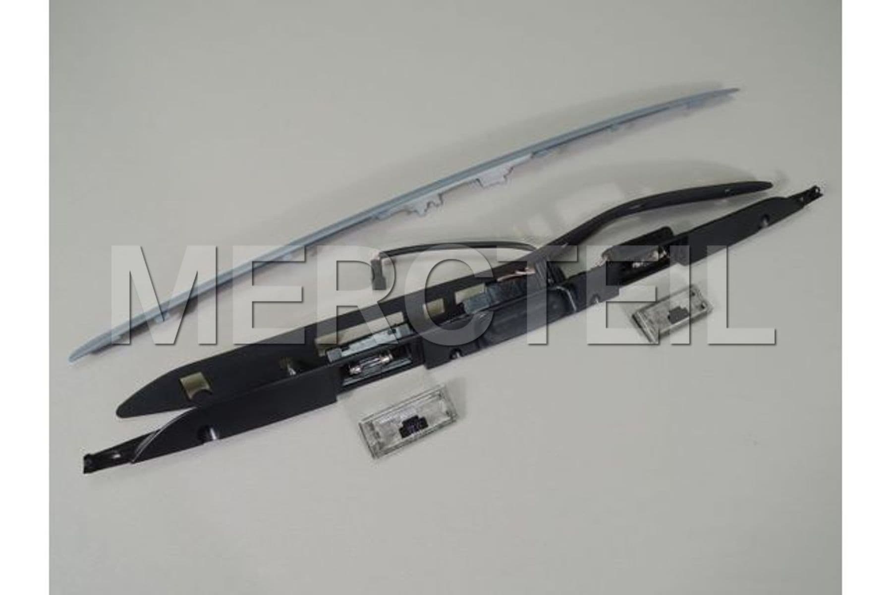 Kaufen Sie das Ersatzteil BMW 51137170963 griffleiste heckklappe mit tas