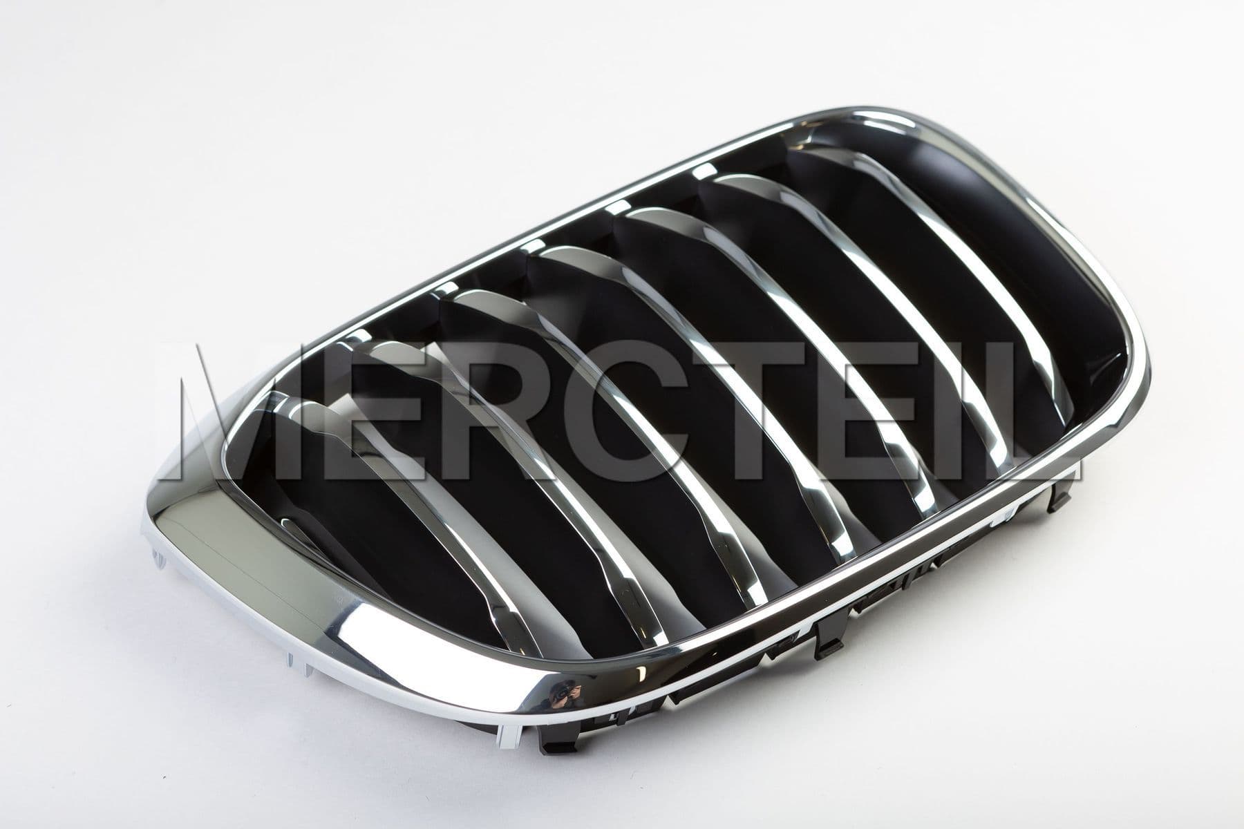 Buy the spare part BMW 51137464920 grille fron