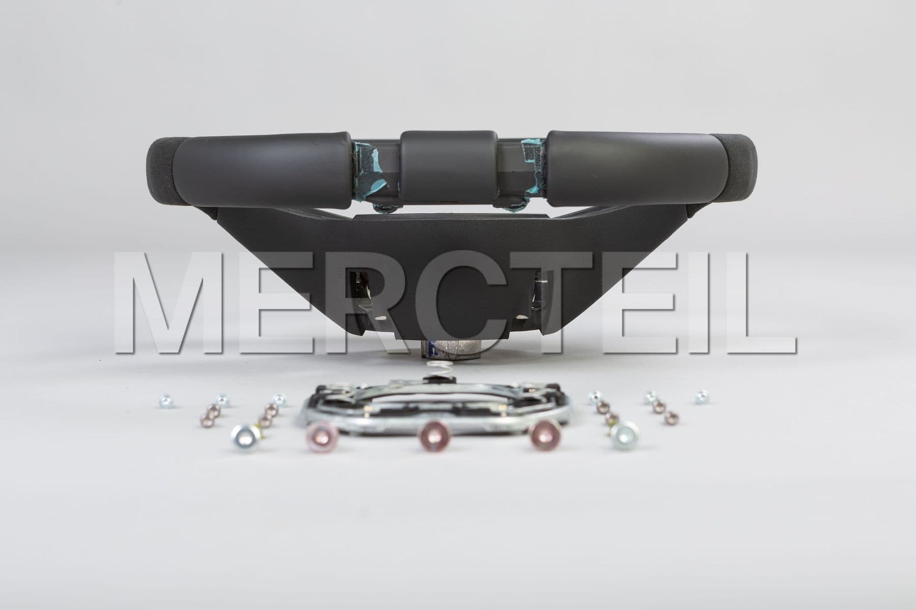 Buy the spare part Mercedes-Benz A00046001099E38 steering wheel