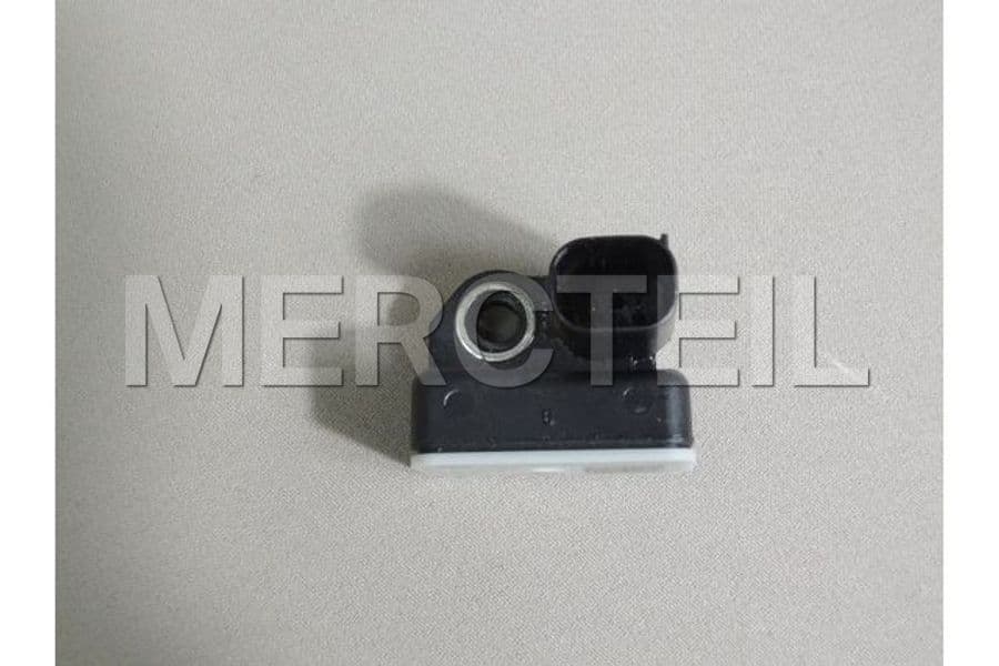 Buy the spare part Mercedes-Benz A0009057802 acceleration sensor