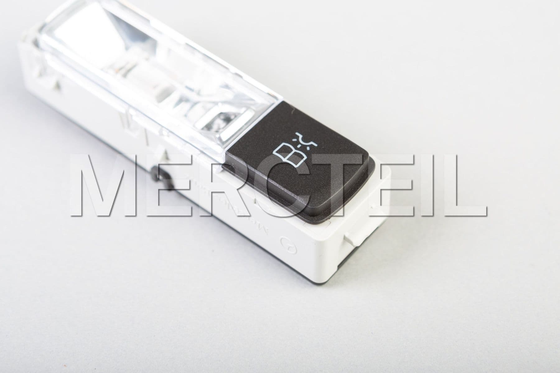 Buy the spare part Mercedes-Benz A00090650069051 interior light