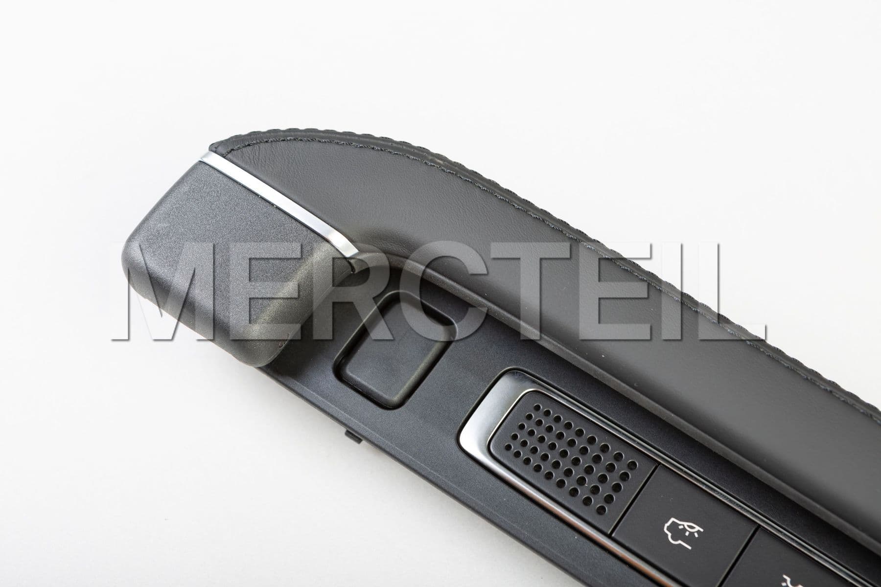 Buy the spare part Mercedes-Benz A00090656009051 interior light