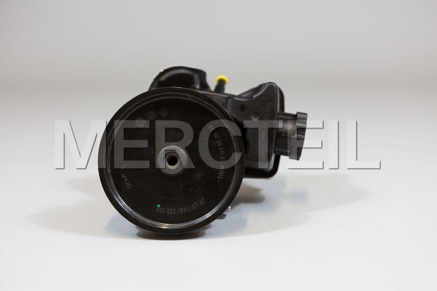 Buy the spare part Mercedes-Benz A0034664301 hydraulic pump