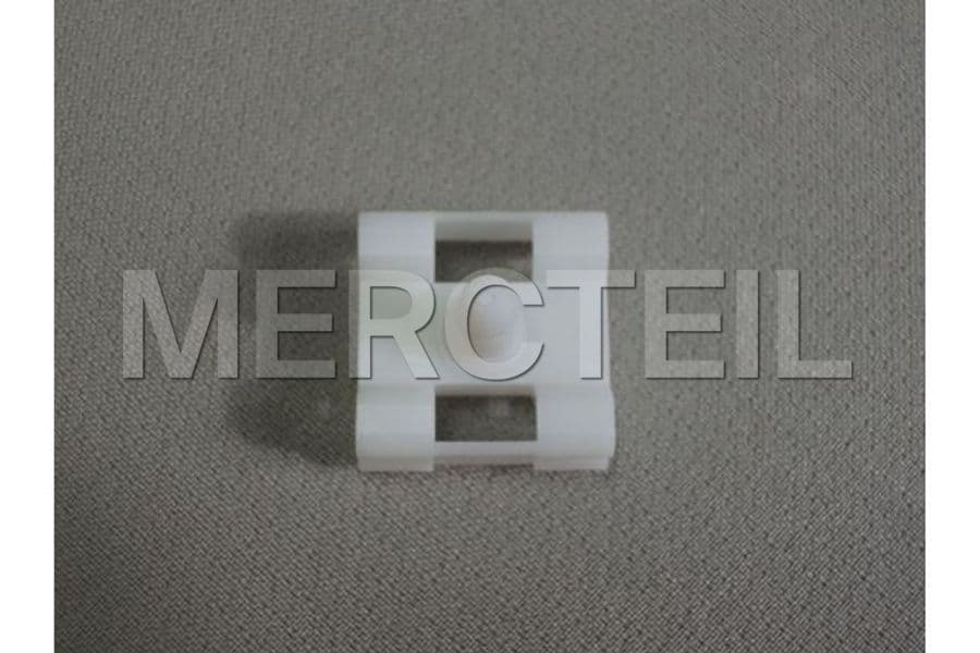 Buy the spare part Mercedes-Benz A0119882878 clip