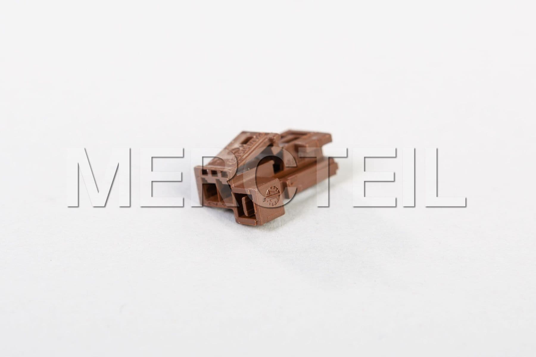 Buy the spare part Mercedes-Benz A0505450928 plug housing