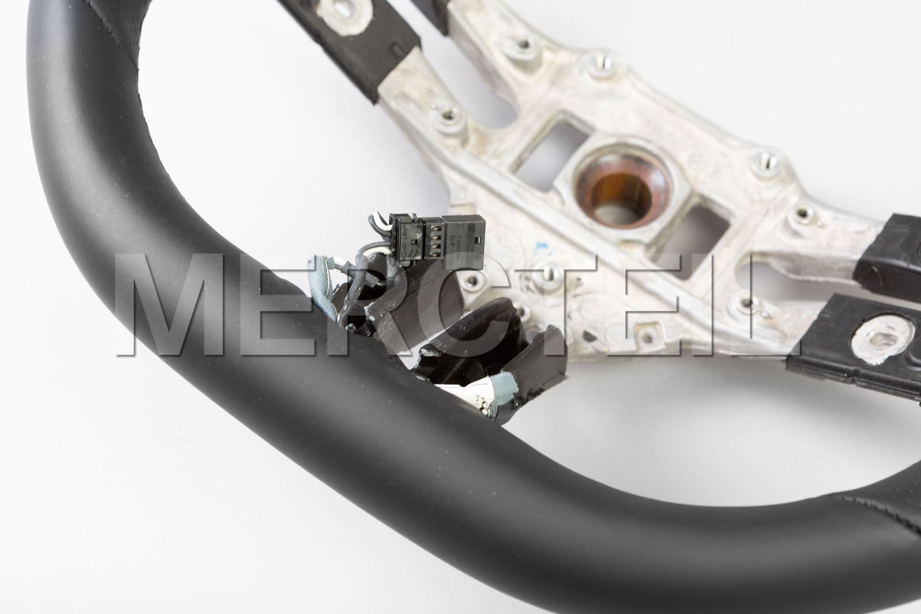 Buy the spare part Mercedes-Benz A09946061109A84 steering wheel