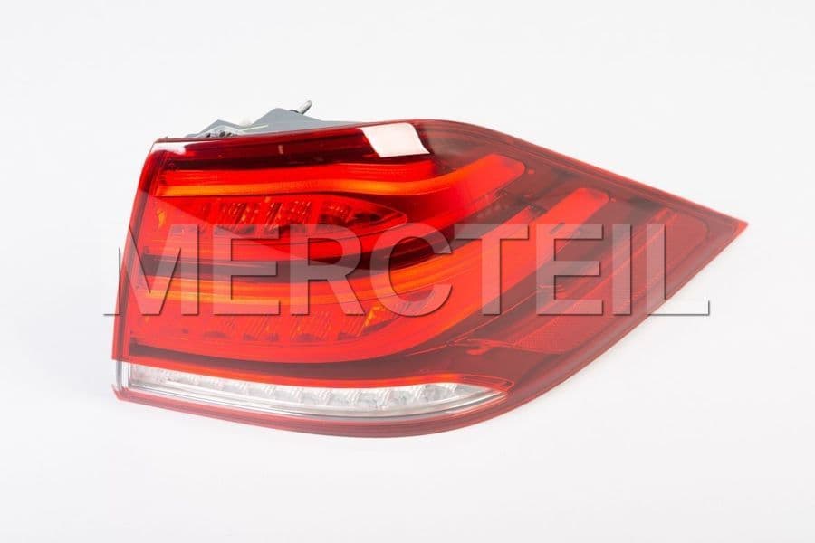 Buy the spare part Mercedes-Benz A1669065601 rear lamp combination