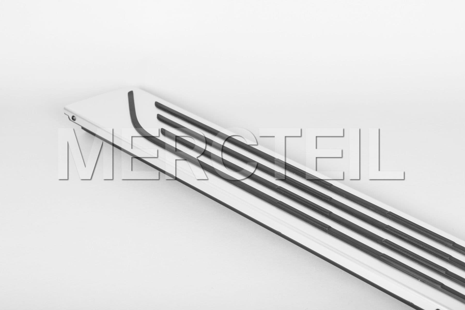 Buy the spare part Mercedes-Benz A1676907505 step insert