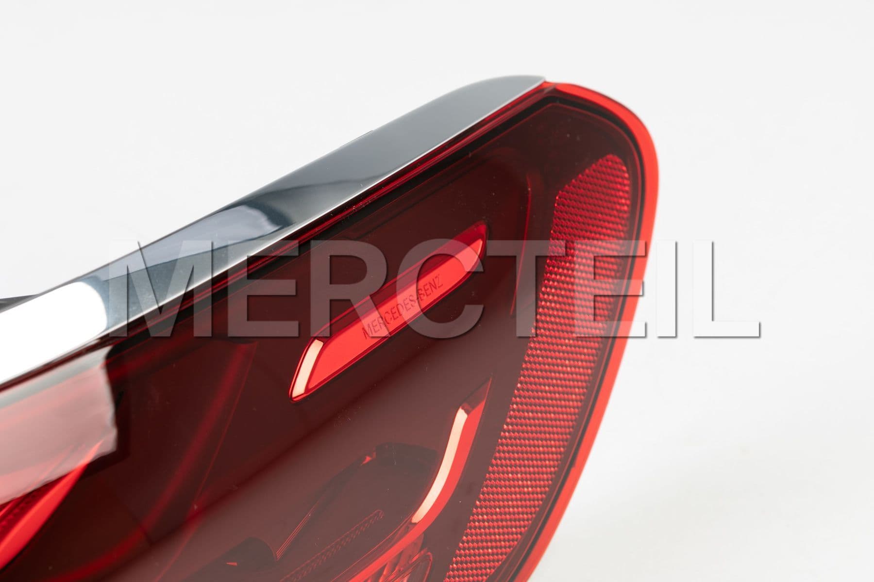 Buy the spare part Mercedes-Benz A1679067610 rear lamp combination