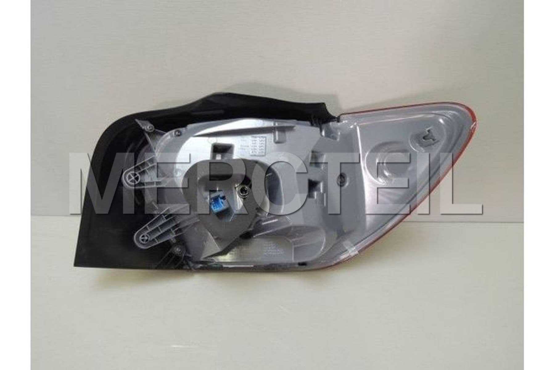 Buy the spare part Mercedes-Benz A1769065000 rear lamp combination