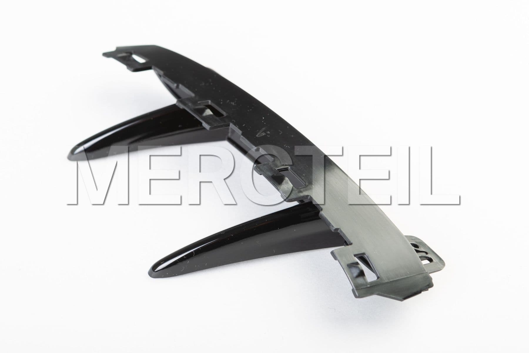 Buy the spare part Mercedes-Benz A1778830600 bracket