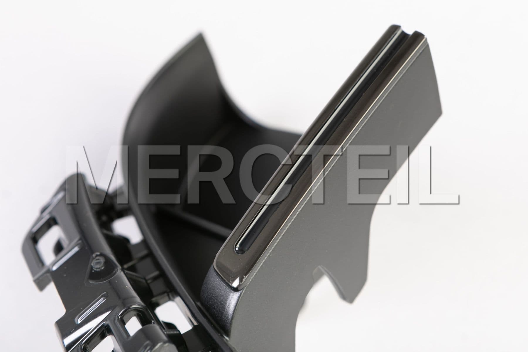 Kaufen Sie das Ersatzteil Mercedes-Benz A1778853306 towing eye cover