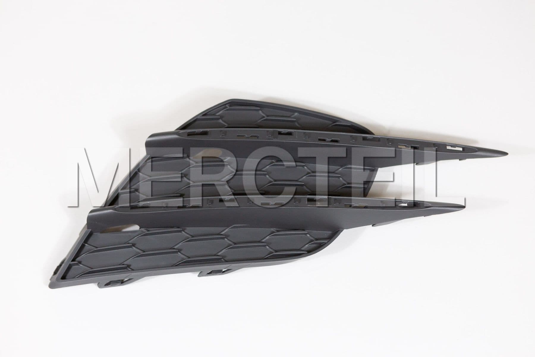 Buy the spare part Mercedes-Benz A1778858600 cover bumper area