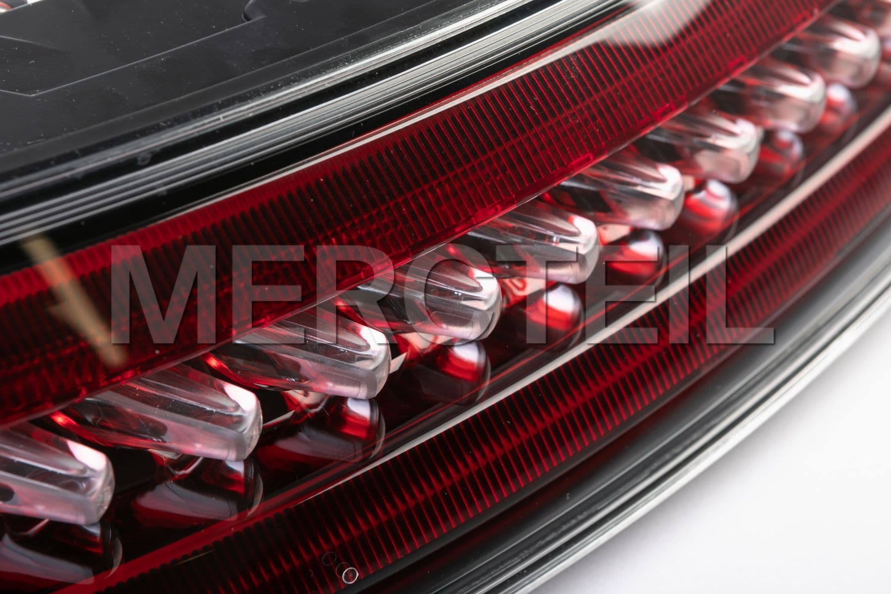 Buy the spare part Mercedes-Benz A1909061501 rear lamp combination
