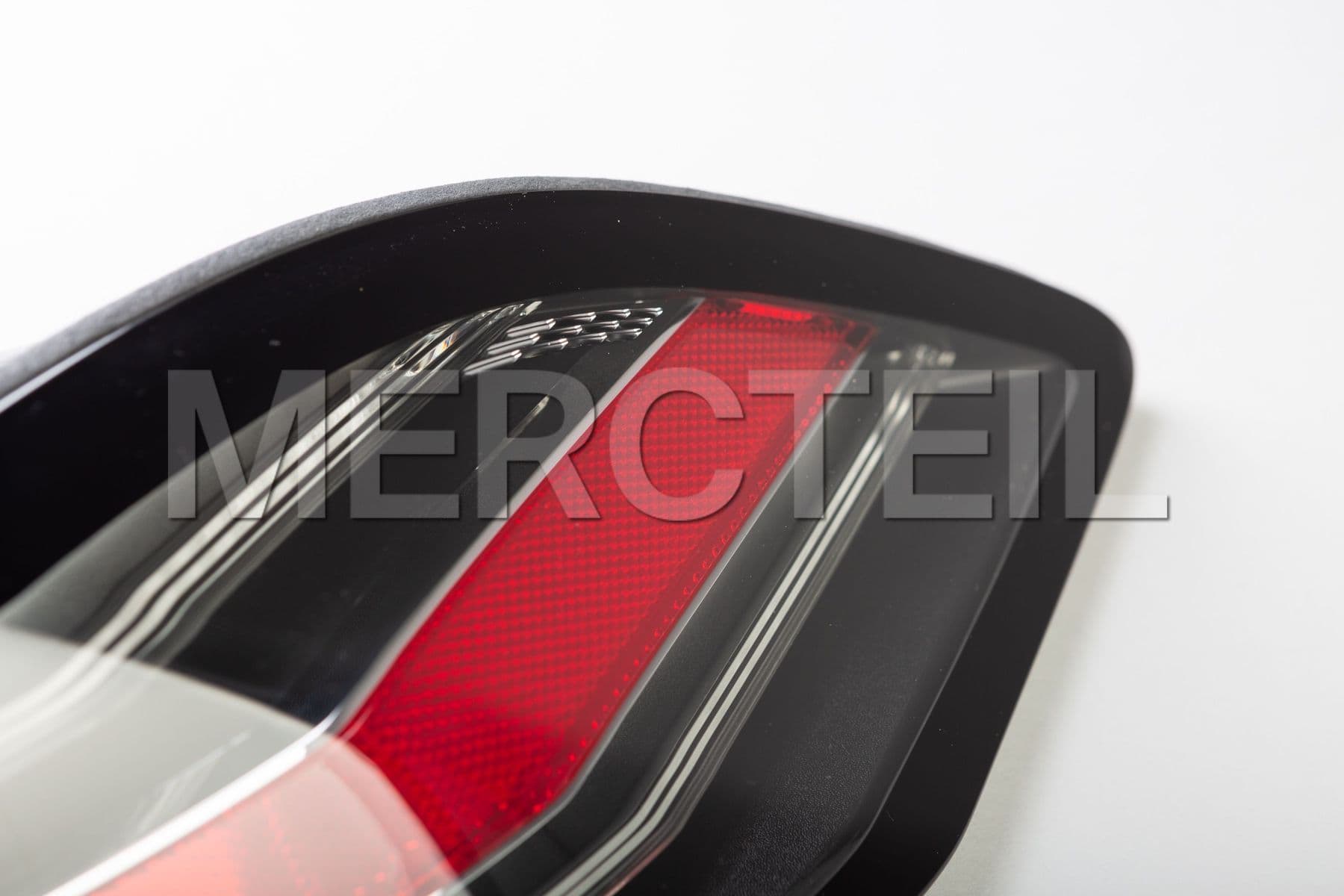 Buy the spare part Mercedes-Benz A1979063300 rear lamp combination