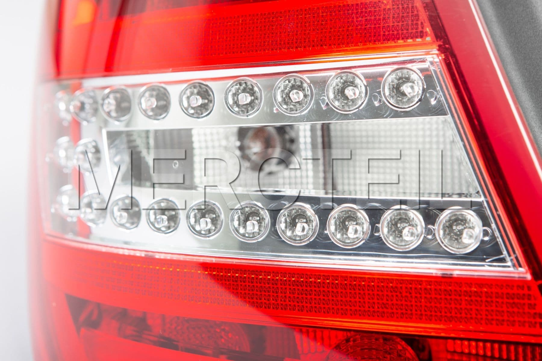 Buy the spare part Mercedes-Benz A204820466464 rear lamp combination