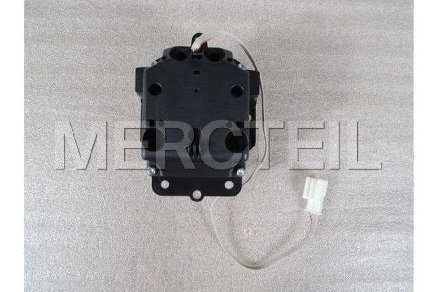 Buy the spare part Mercedes-Benz A2048700779 push button switch