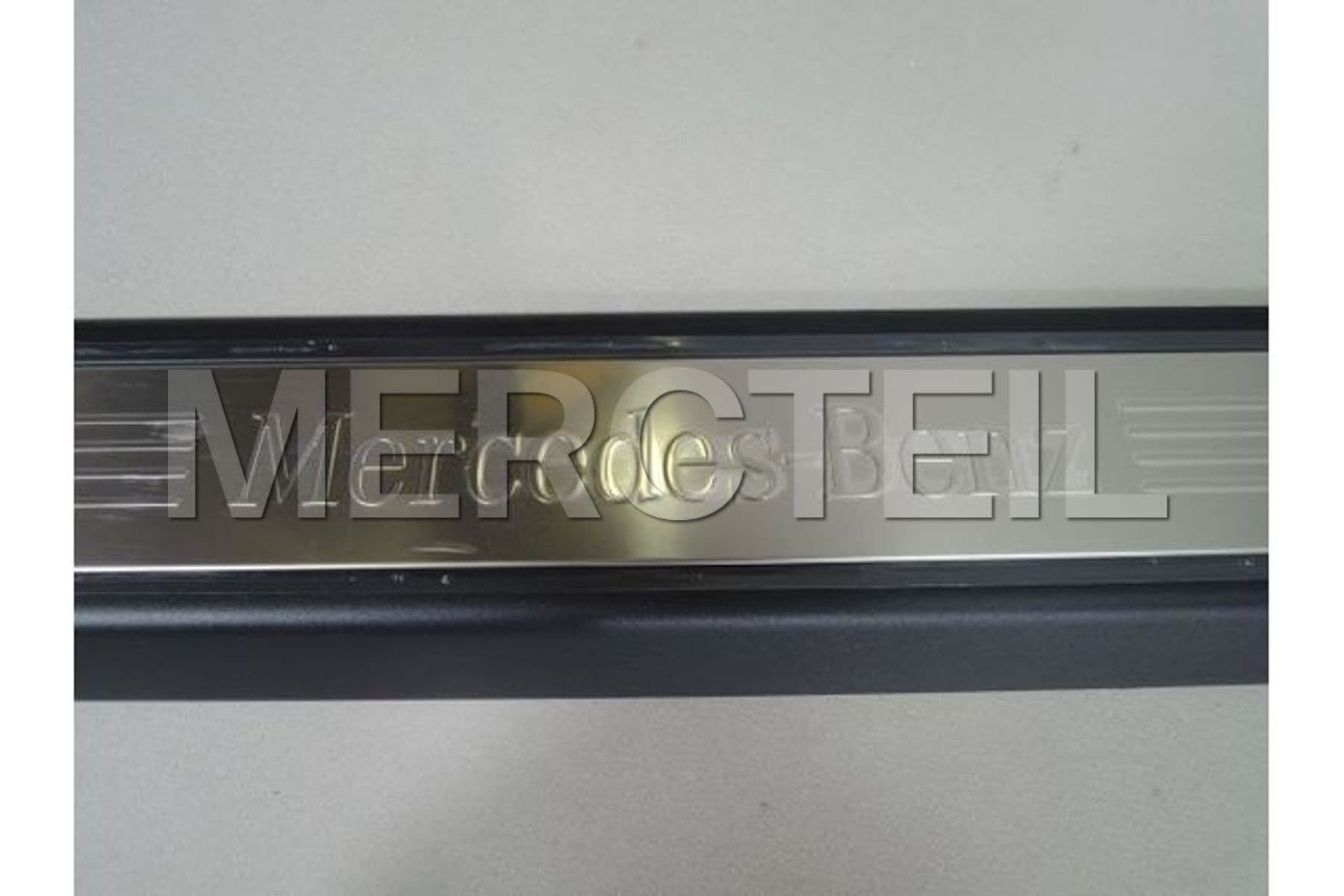 Buy the spare part Mercedes-Benz A20768049019051 cover rail