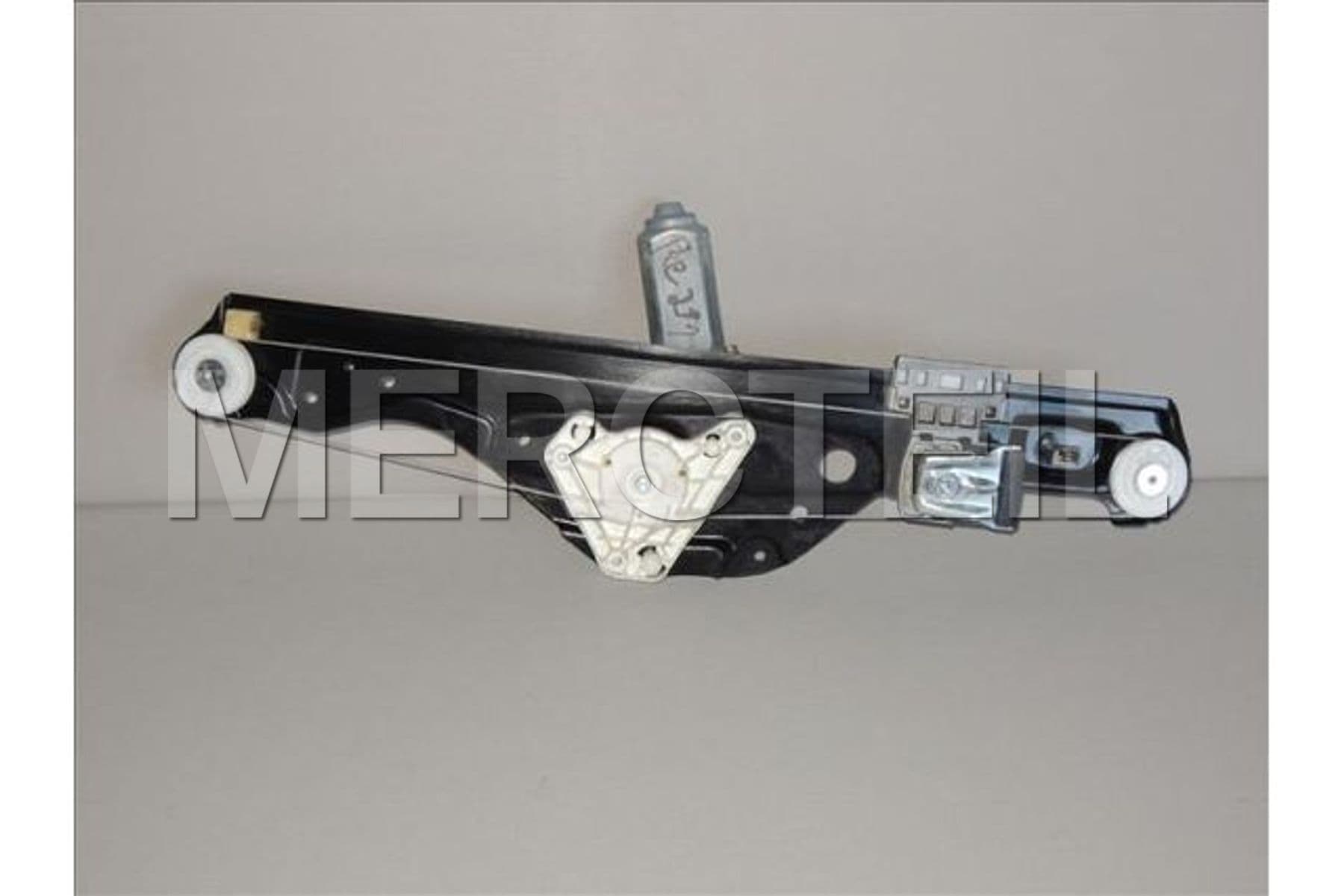 Buy the spare part Mercedes-Benz A2117300446 window regulator