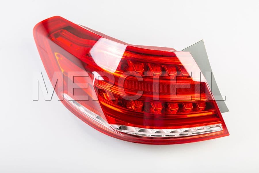Buy the spare part Mercedes-Benz A2129060757 rear lamp combination