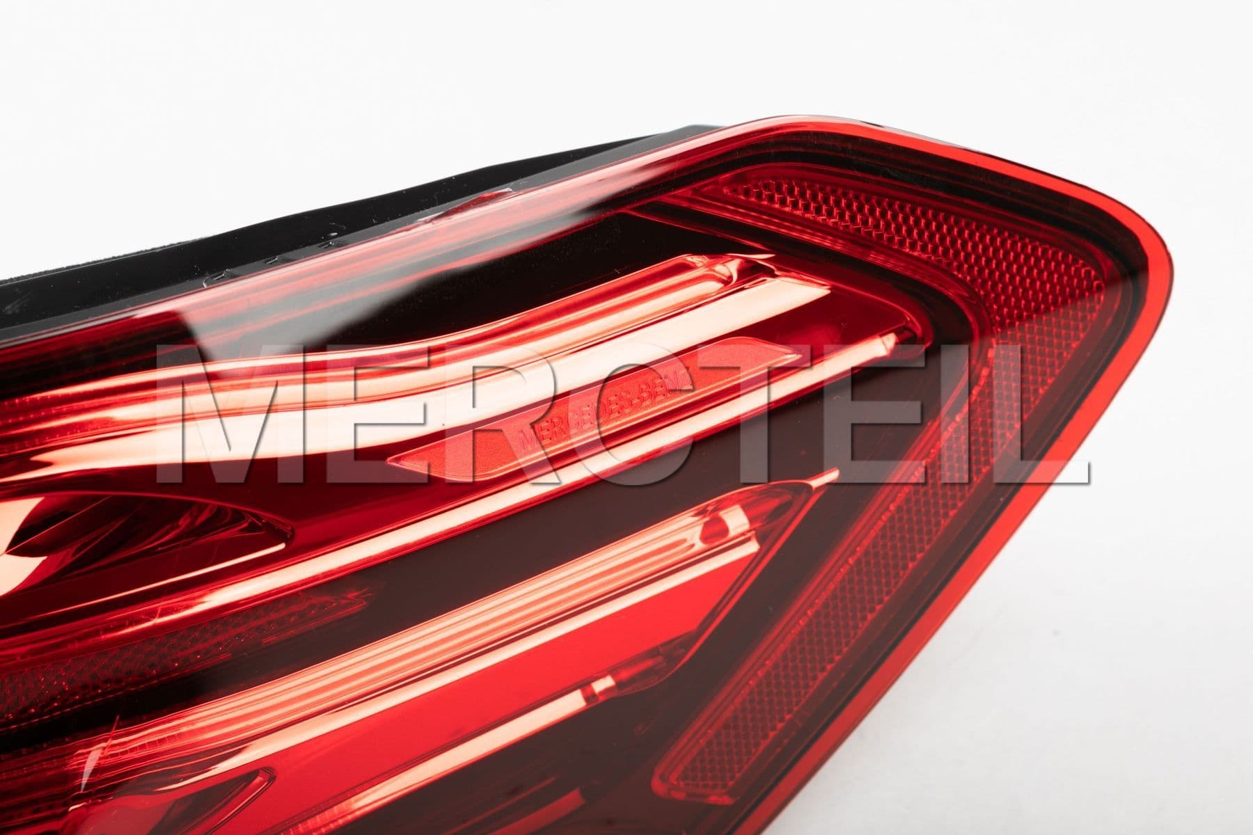 Buy the spare part Mercedes-Benz A212906080364 rear lamp combination