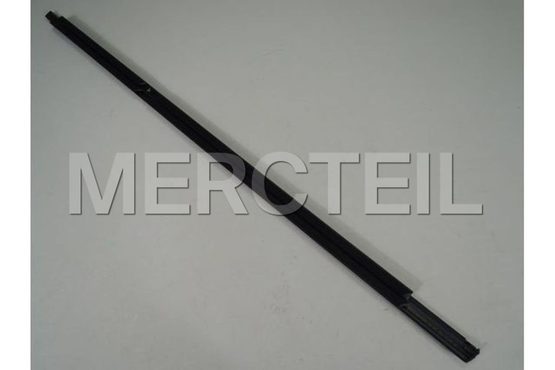 Buy the spare part Mercedes-Benz A2137302405 sealing rail
