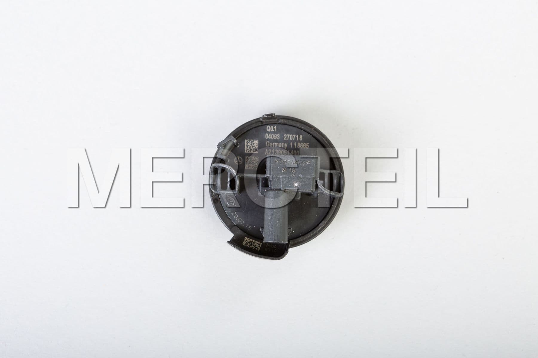 Buy the spare part Mercedes-Benz A2139051400 pressure sensor