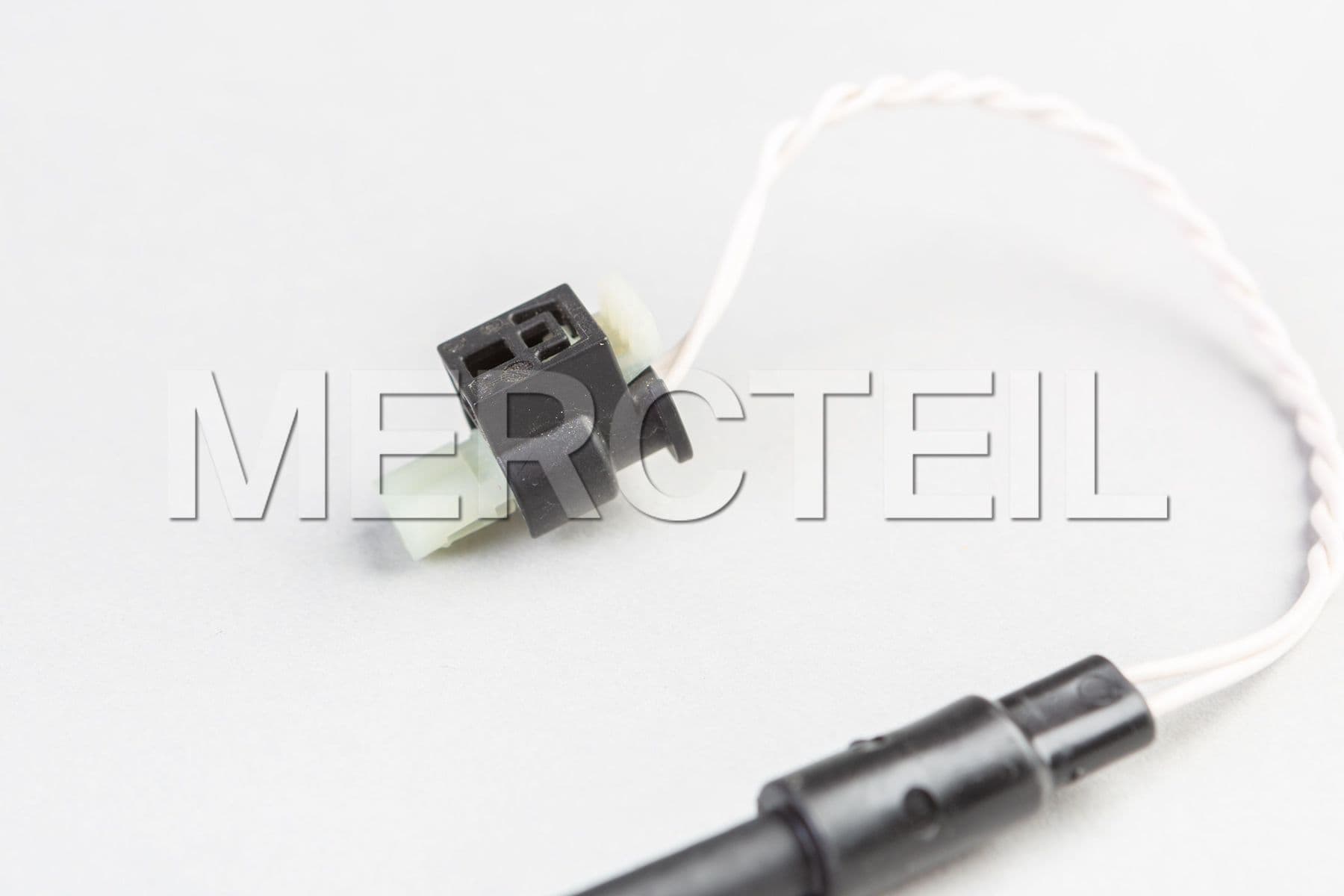 Buy the spare part Mercedes-Benz A2139052403 rear switching module