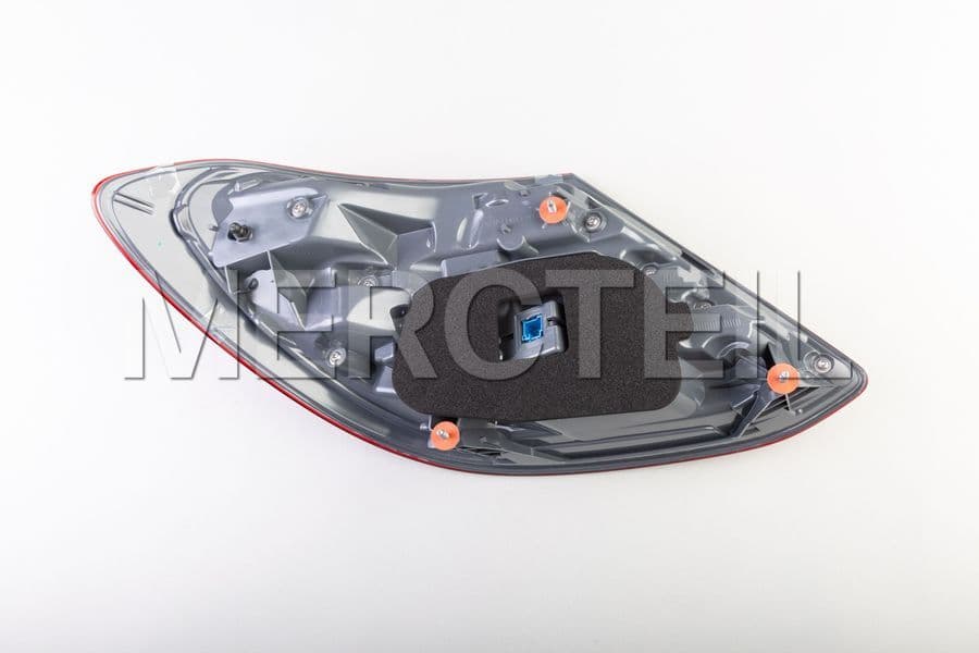 Buy the spare part Mercedes-Benz A2139067800 rear lamp combination