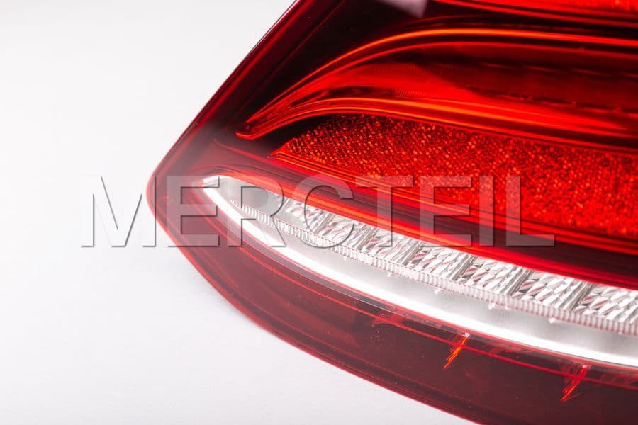Buy the spare part Mercedes-Benz A2139067800 rear lamp combination