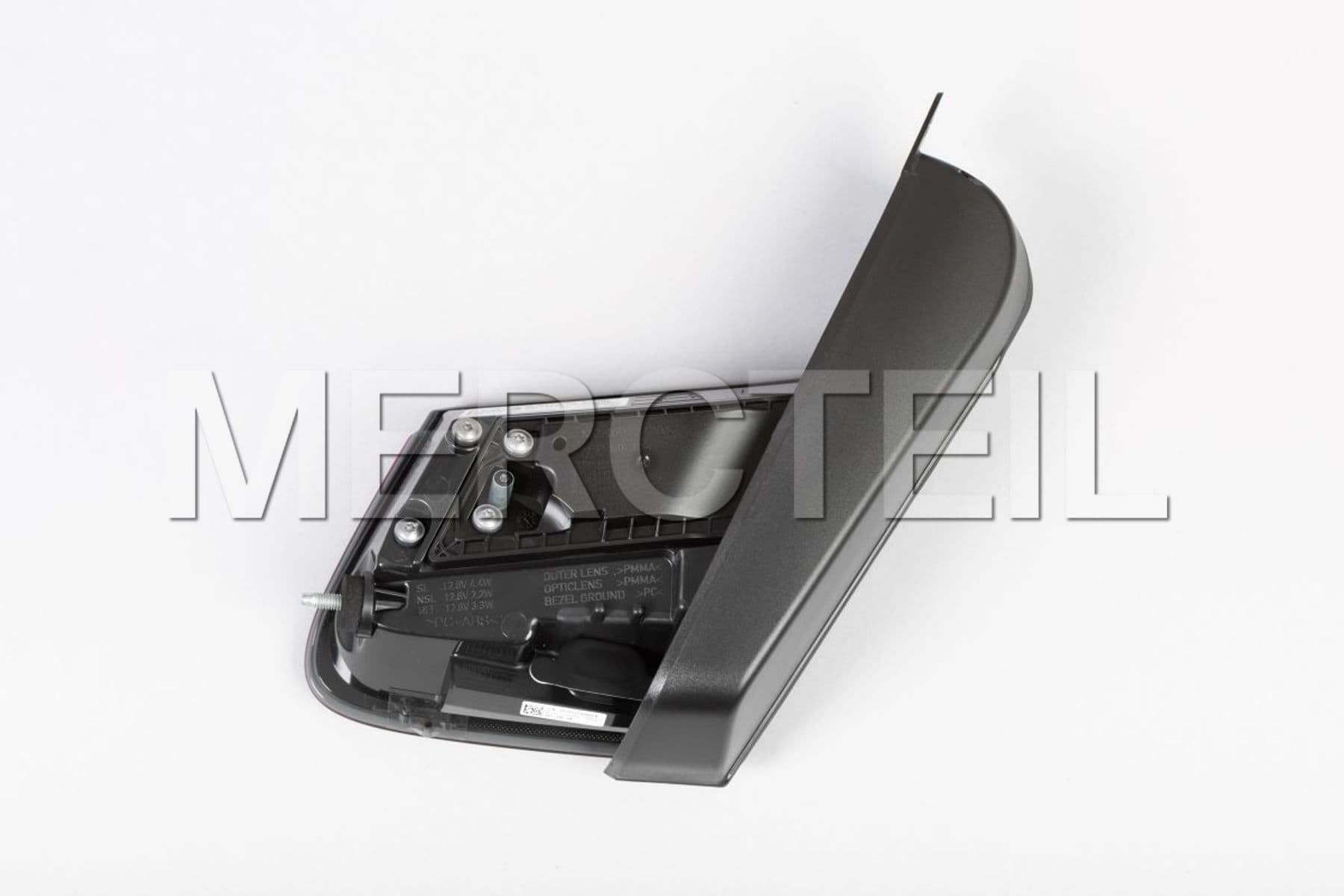 Buy the spare part Mercedes-Benz A2179068300 rear lamp combination