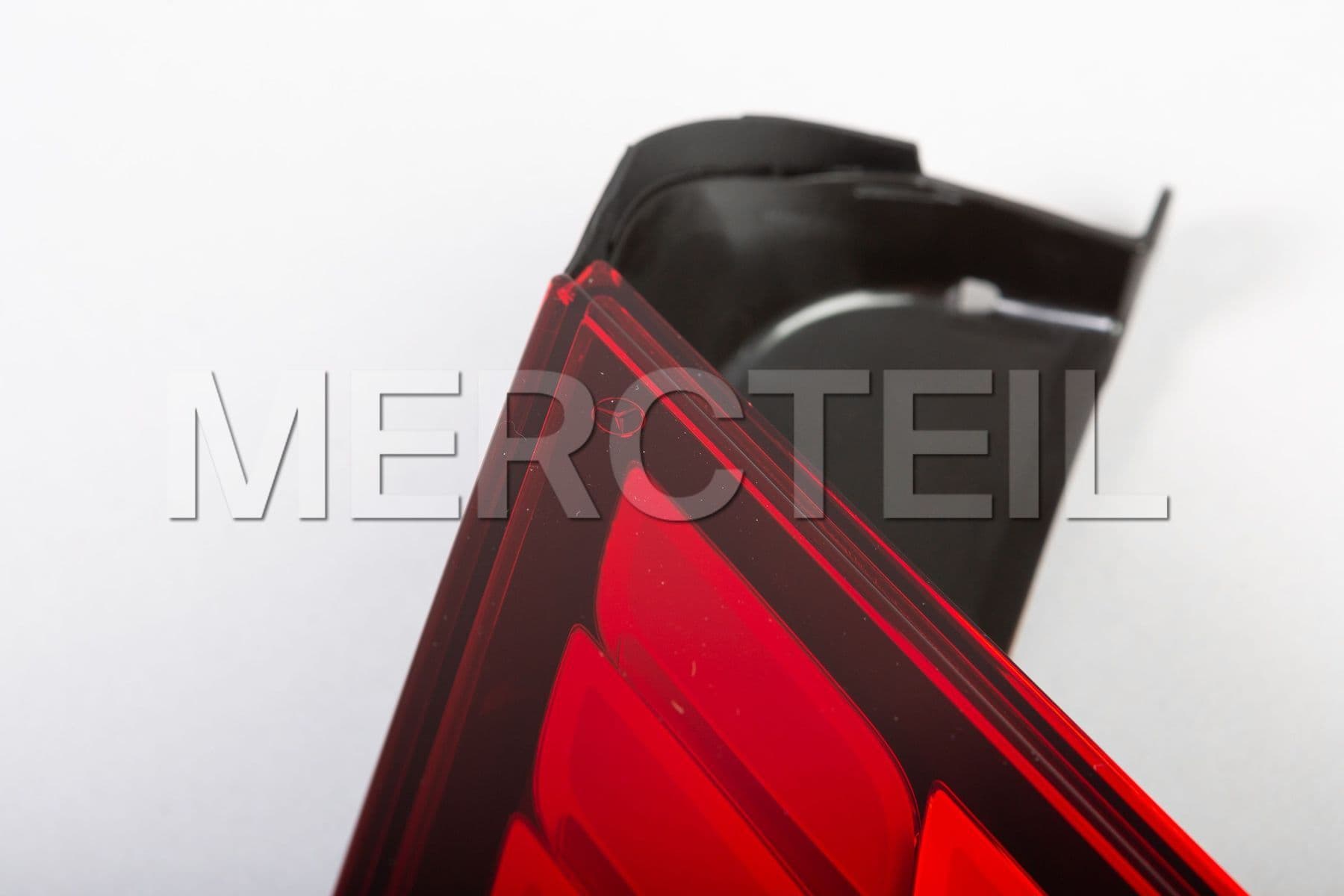 Buy the spare part Mercedes-Benz A2179068300 rear lamp combination
