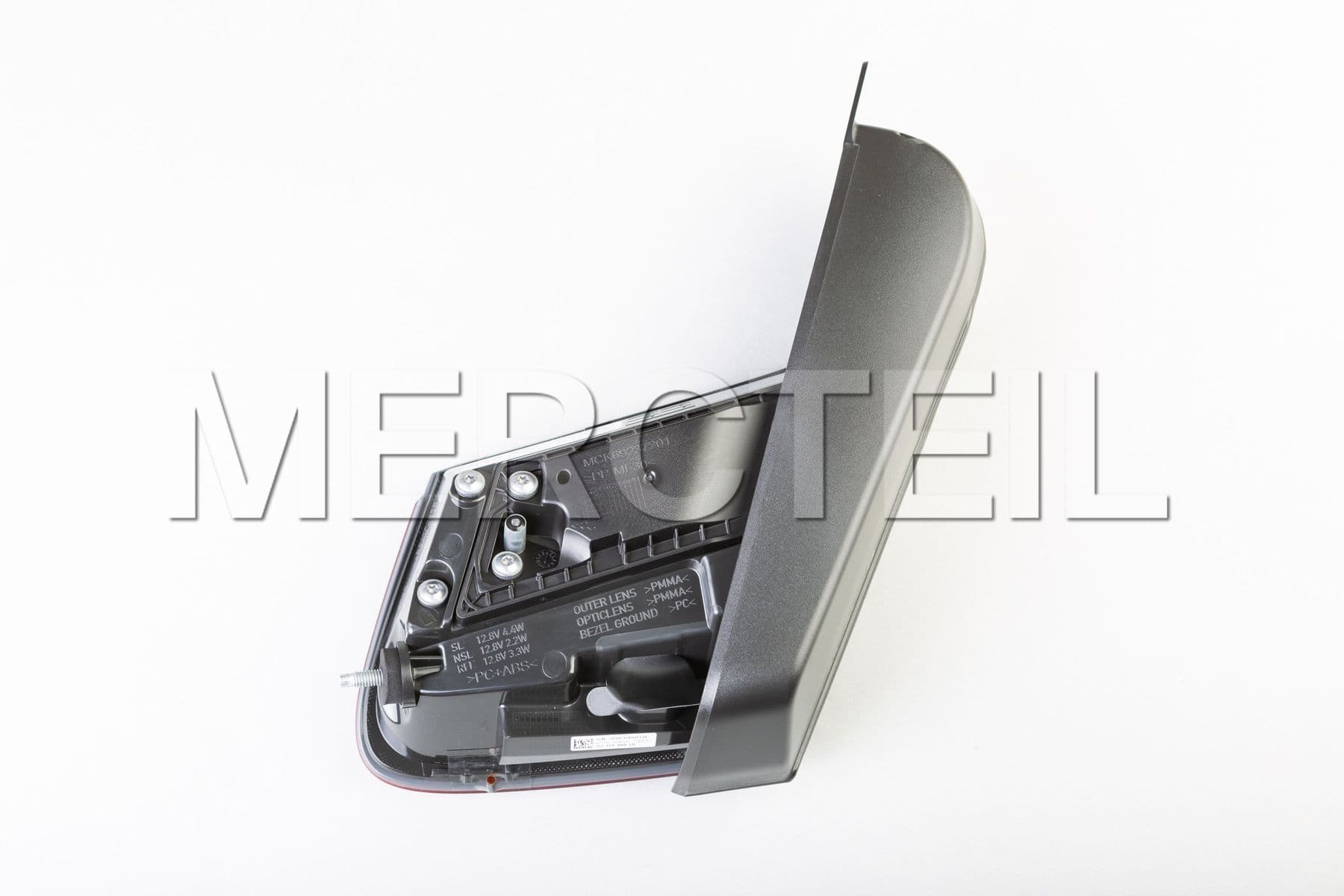 Buy the spare part Mercedes-Benz A2179068700 rear lamp combination