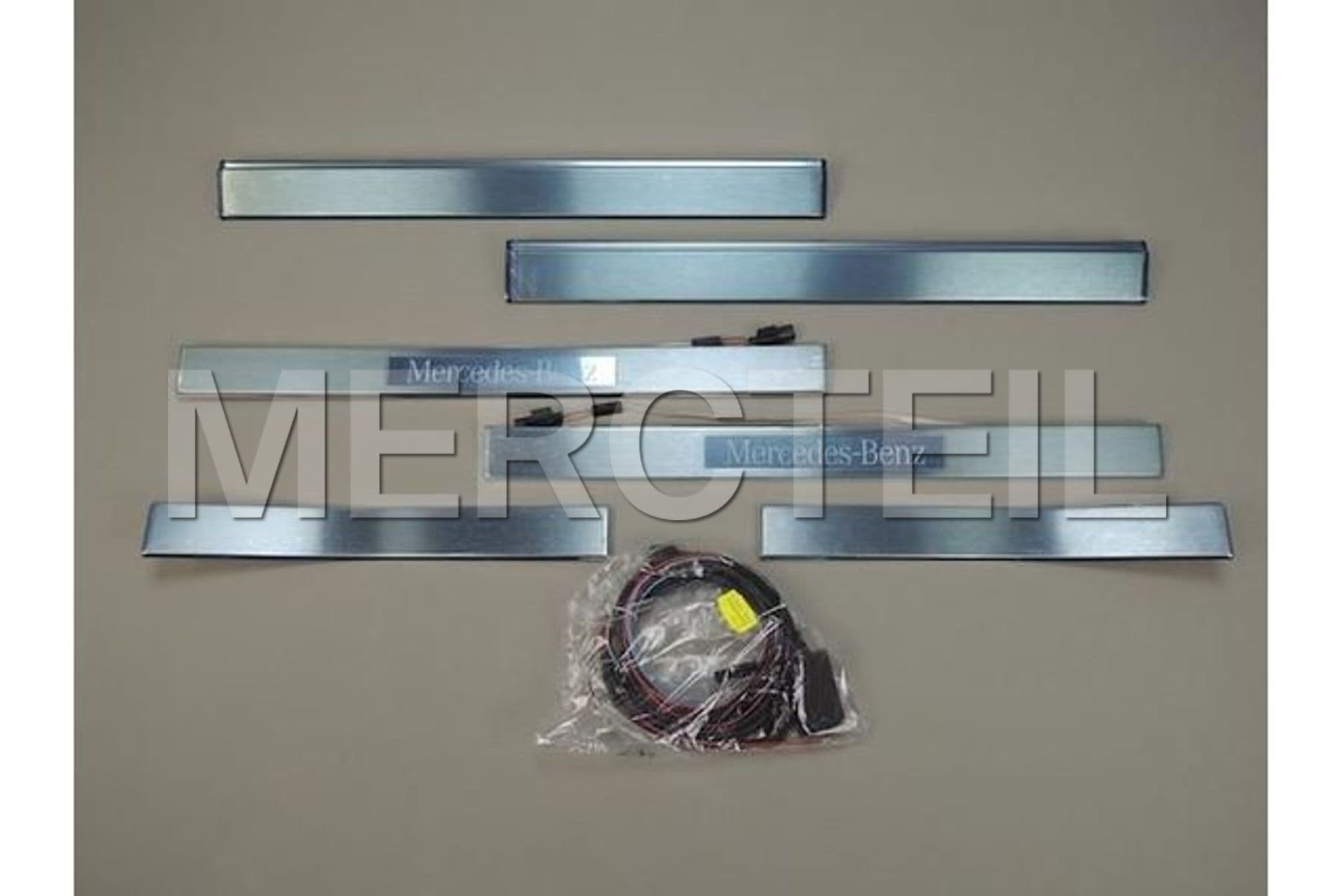 Buy the spare part Mercedes-Benz A21868000359051 cover rail