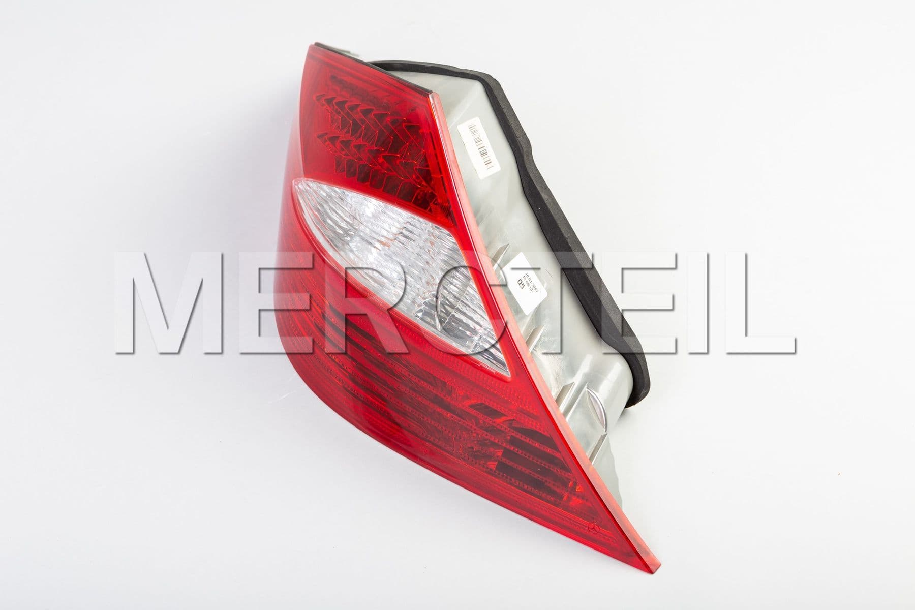 Buy the spare part Mercedes-Benz A2198200164 tail lamp