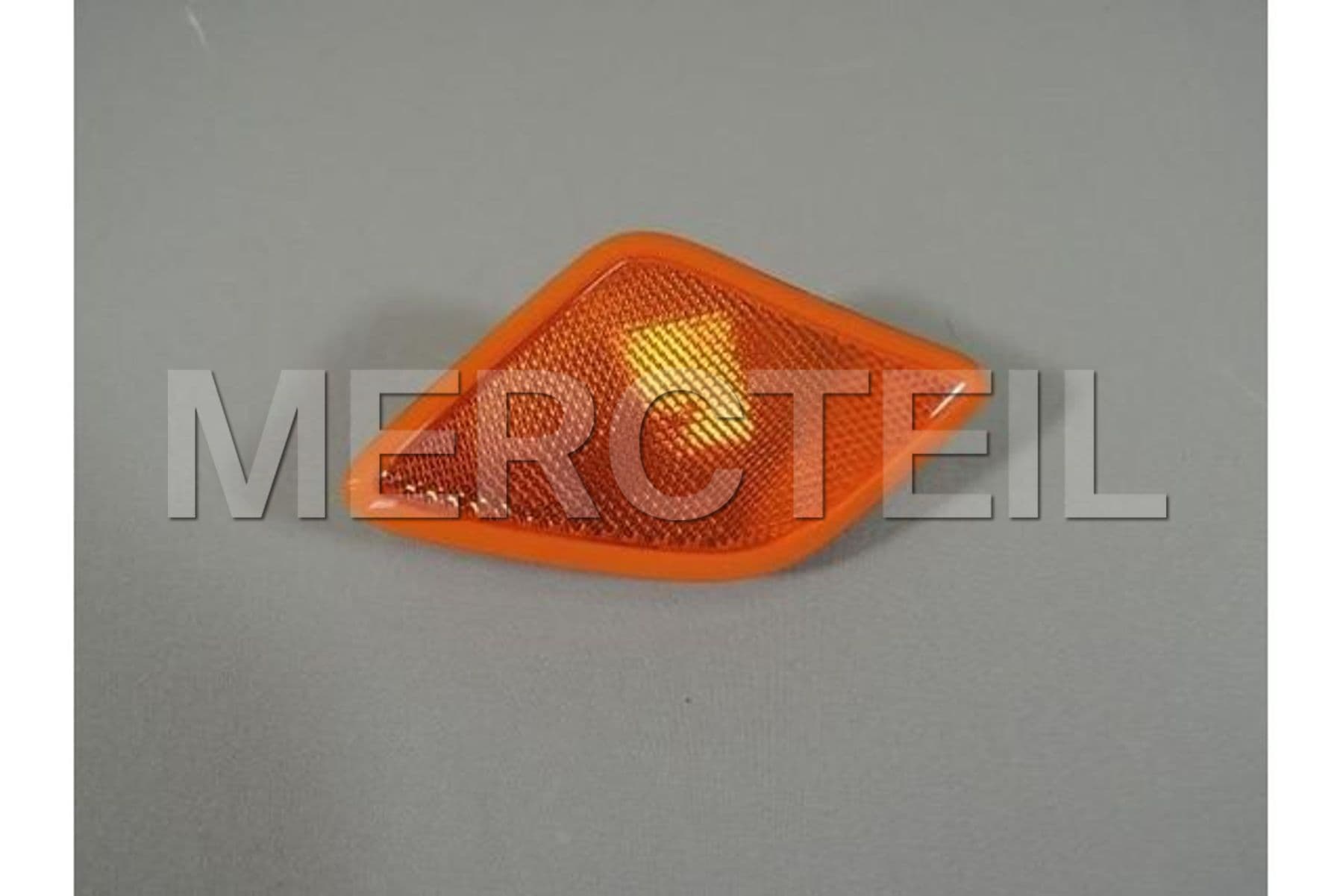 Buy the spare part Mercedes-Benz A2218200621 direction indicator