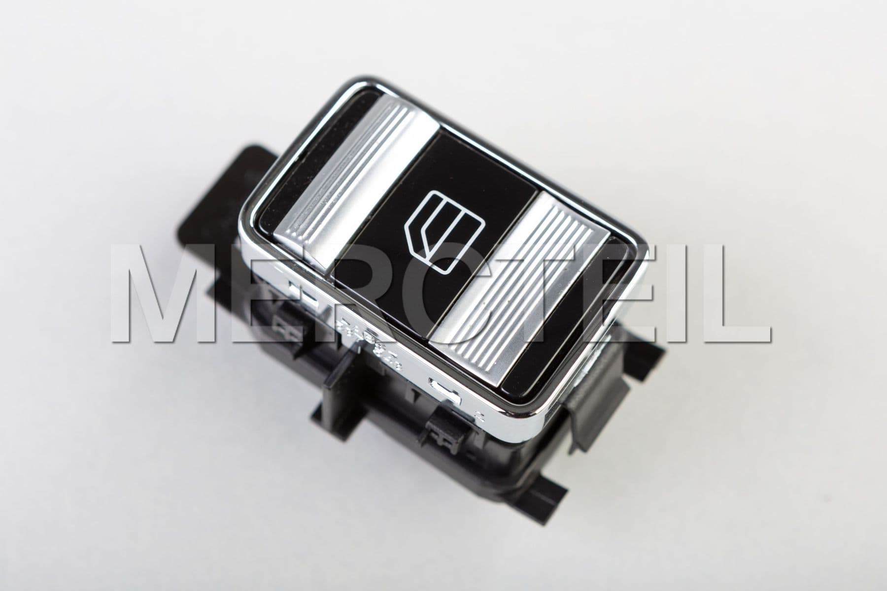 Buy the spare part Mercedes-Benz A22187060517J22 switch