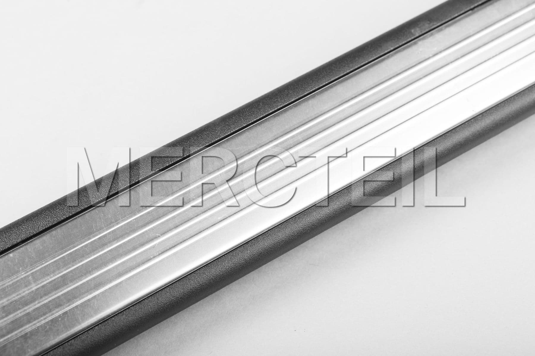 Buy the spare part Mercedes-Benz A2226805935 cover rail