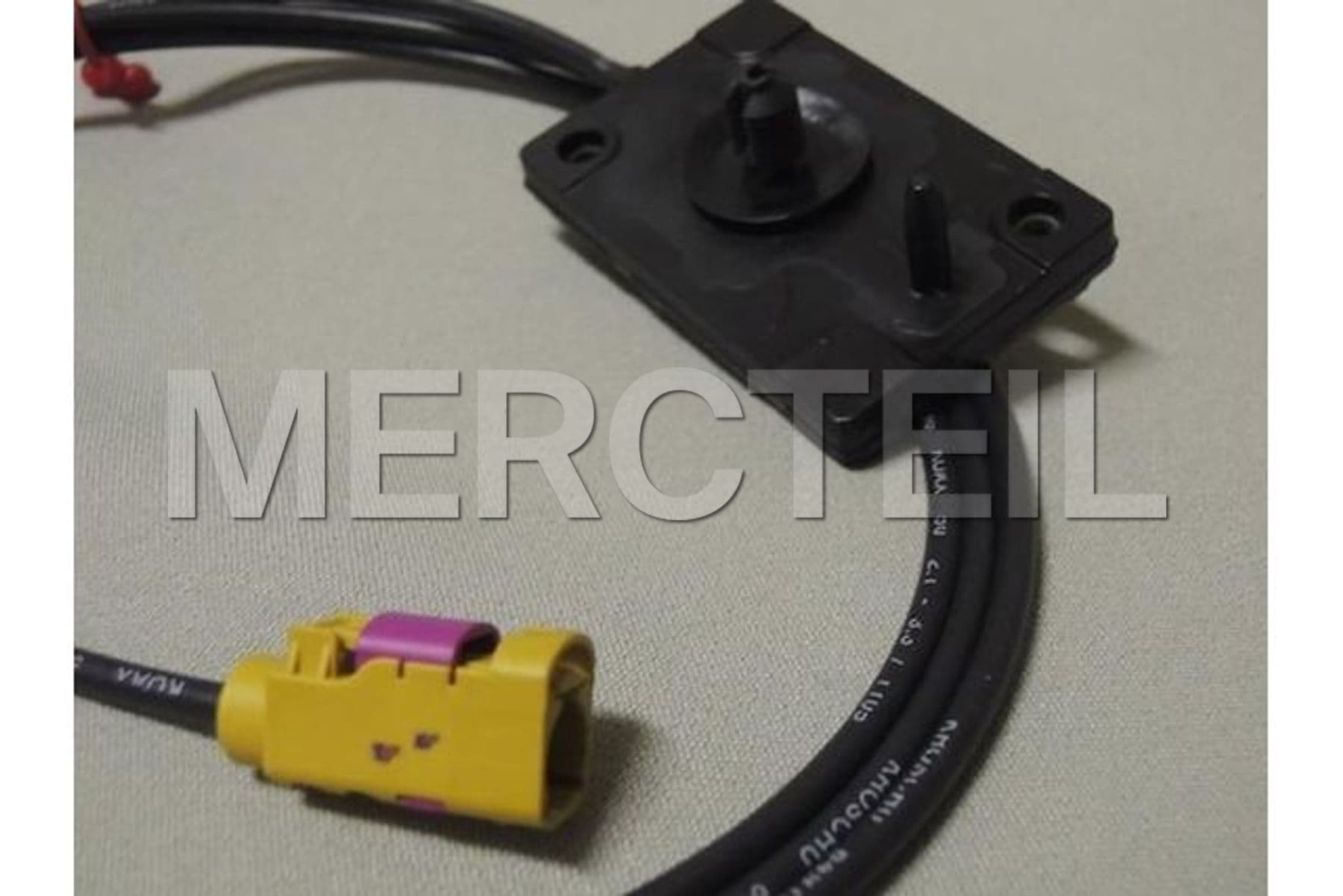 Buy the spare part Mercedes-Benz A2229055703 antenna