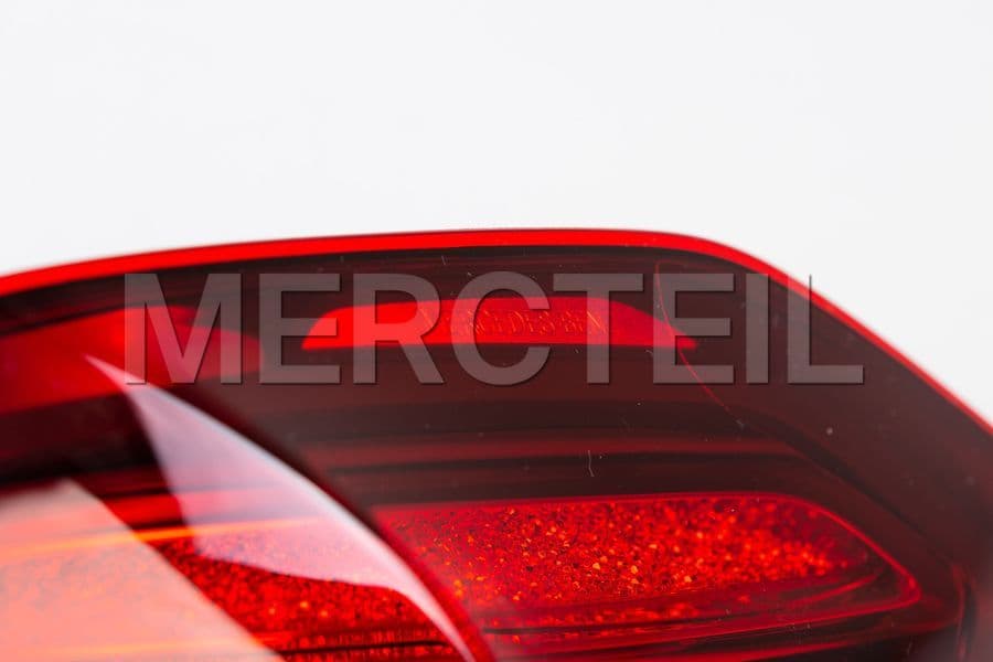 Buy the spare part Mercedes-Benz A2229067004 rear lamp combination