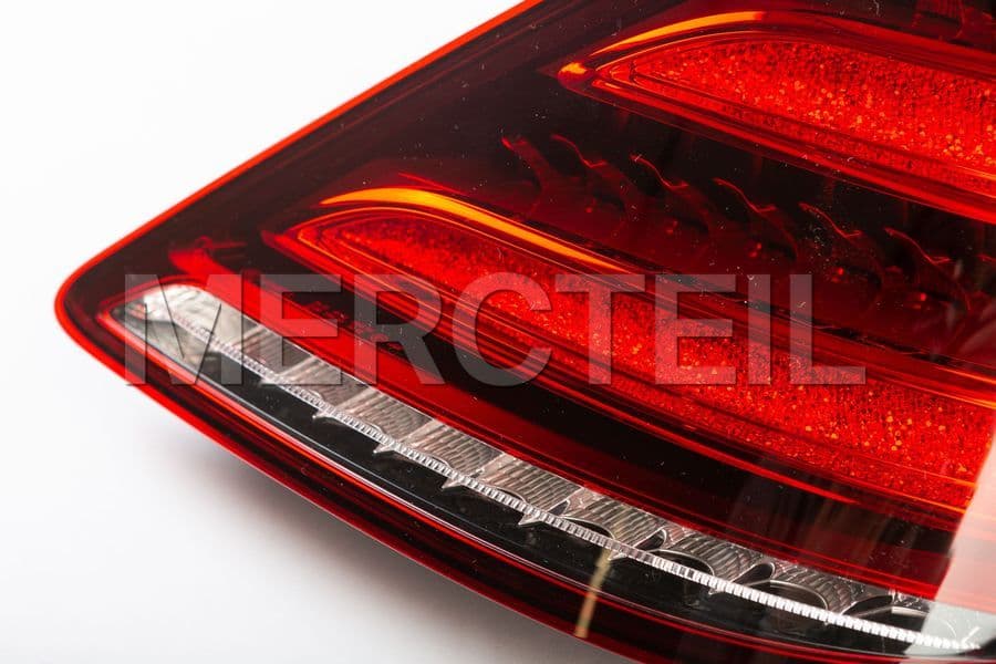 Buy the spare part Mercedes-Benz A2229067004 rear lamp combination