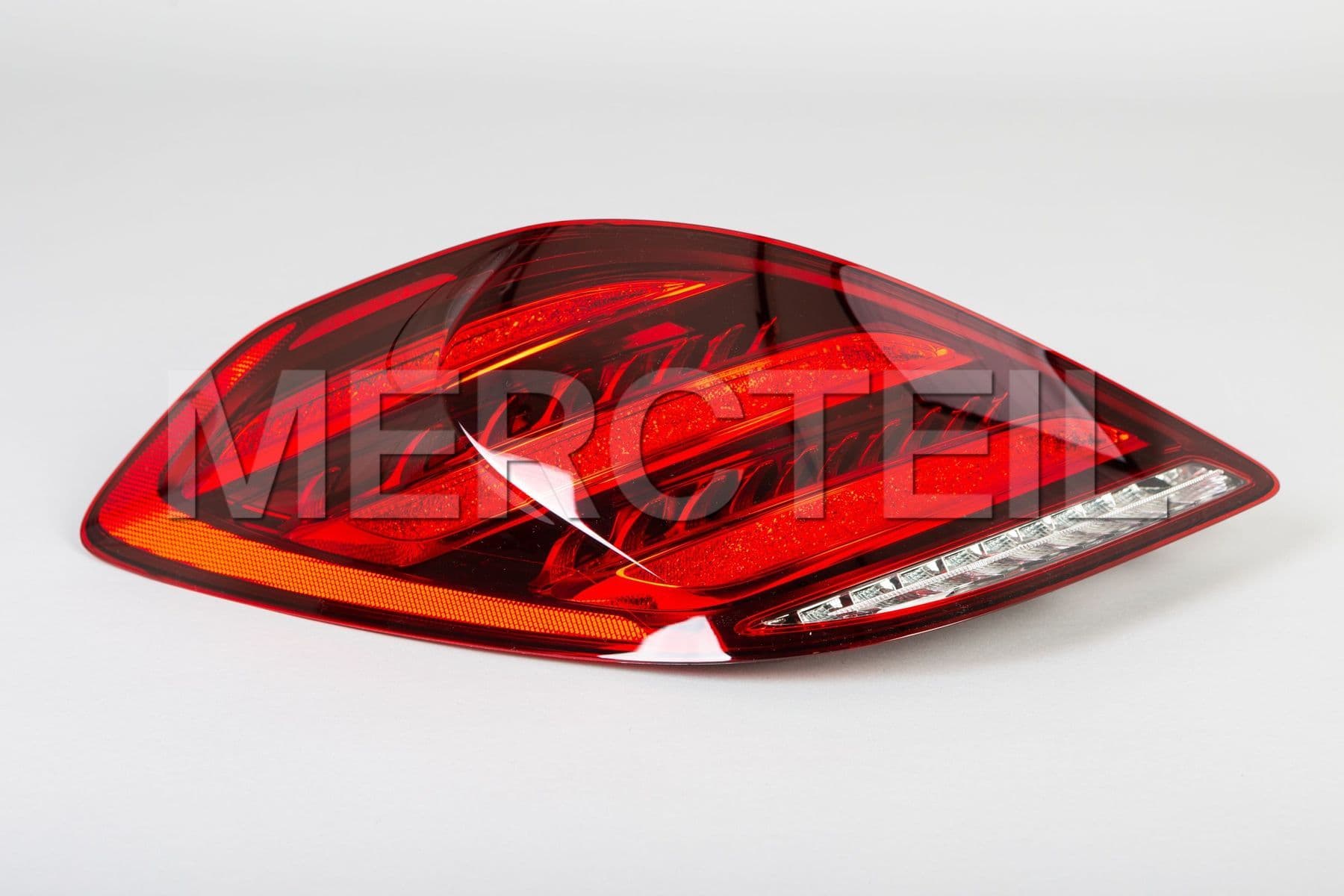 Buy the spare part Mercedes-Benz A2229067104 rear lamp combination