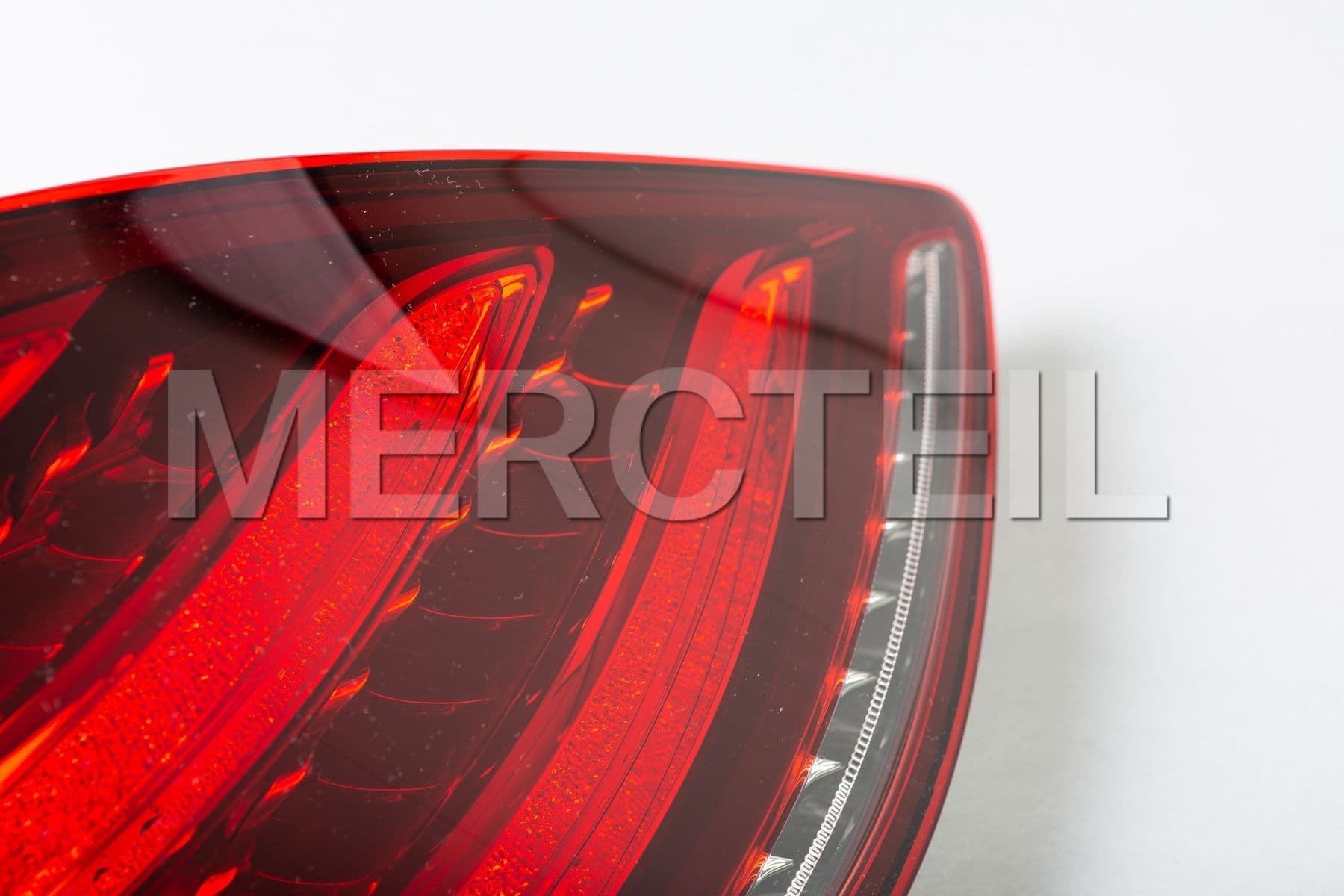 Buy the spare part Mercedes-Benz A2229067104 rear lamp combination