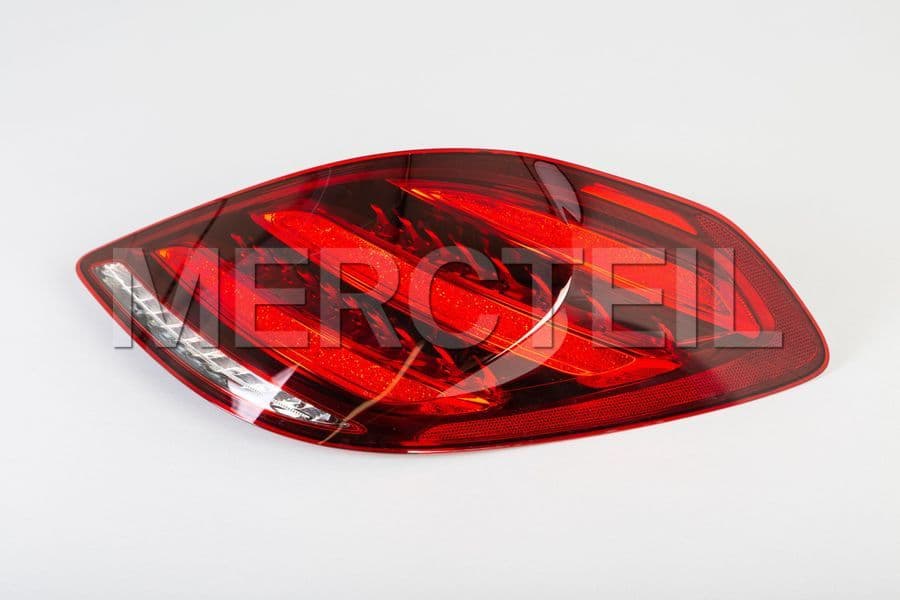 Buy the spare part Mercedes-Benz A2229067204 rear lamp combination