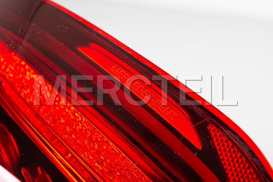 Buy the spare part Mercedes-Benz A2229067204 rear lamp combination