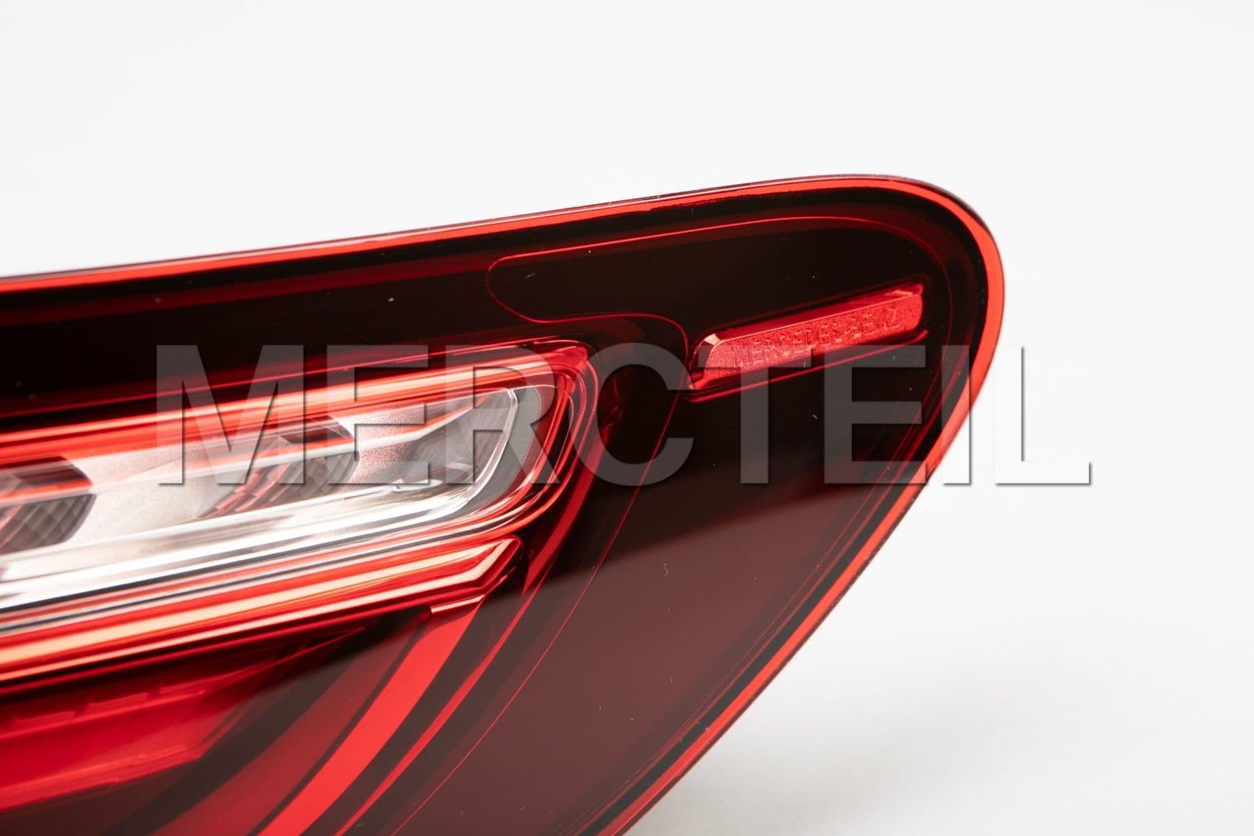 Buy the spare part Mercedes-Benz A2389064201 rear lamp combination