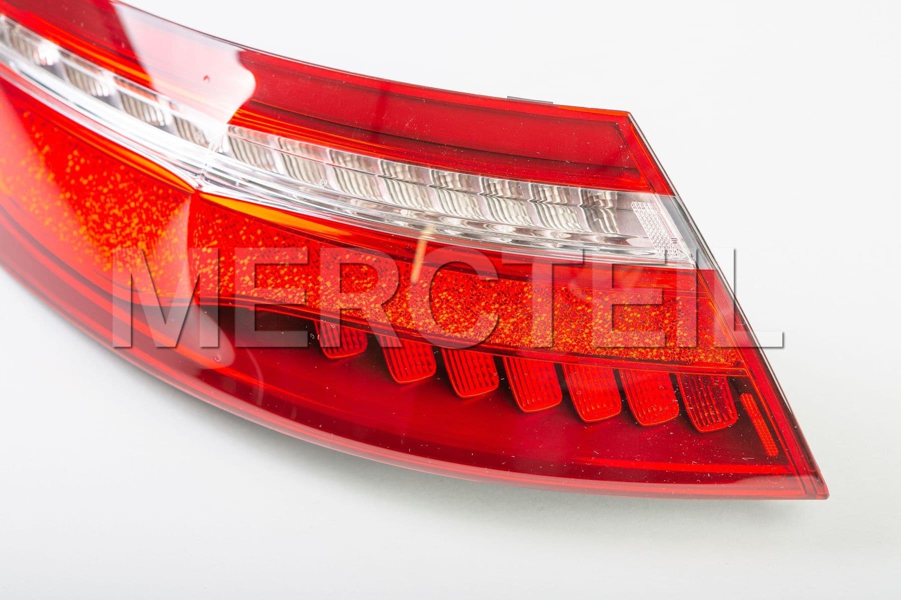 Buy the spare part Mercedes-Benz A2389066701 rear lamp combination