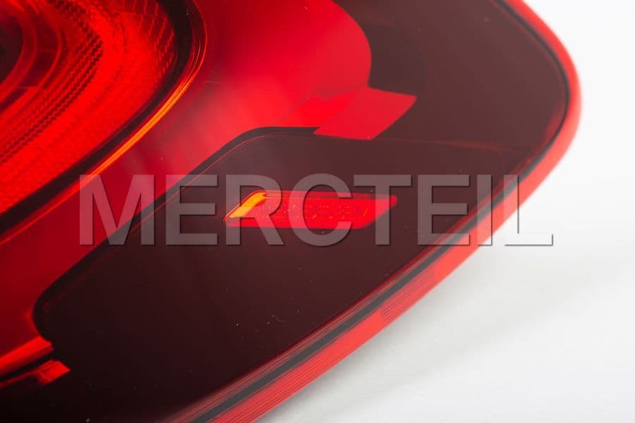 Buy the spare part Mercedes-Benz A2539062703 rear lamp combination