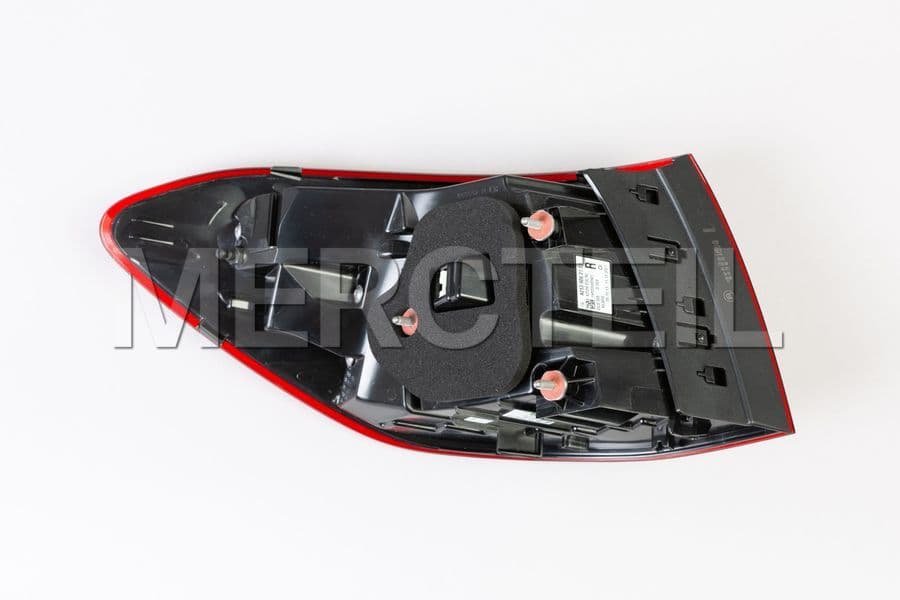 Buy the spare part Mercedes-Benz A2539062703 rear lamp combination