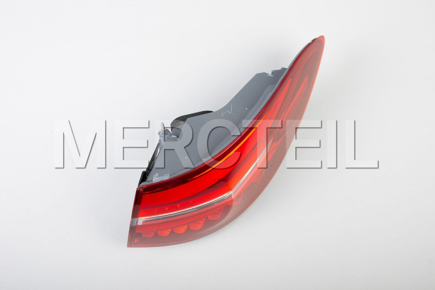 Buy the spare part Mercedes-Benz A253906740064 rear lamp combination